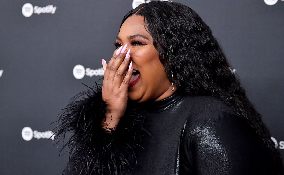 Lizzo quiere mostrar su nuevo piercing en la zona íntima posando para ...