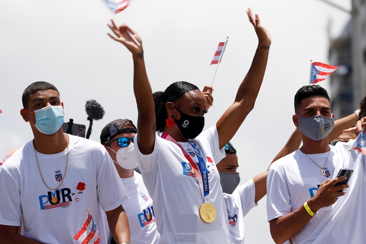Atleta Camacho-Quinn llegó a Puerto Rico y encabezó caravana luciendo ...