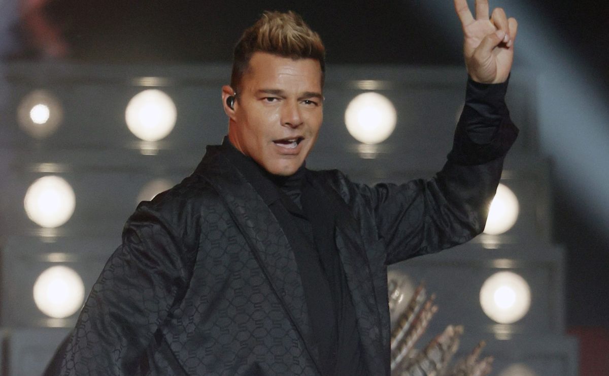Ricky Martin se pellizca la cara y para demostrarle a sus fans que "No ...