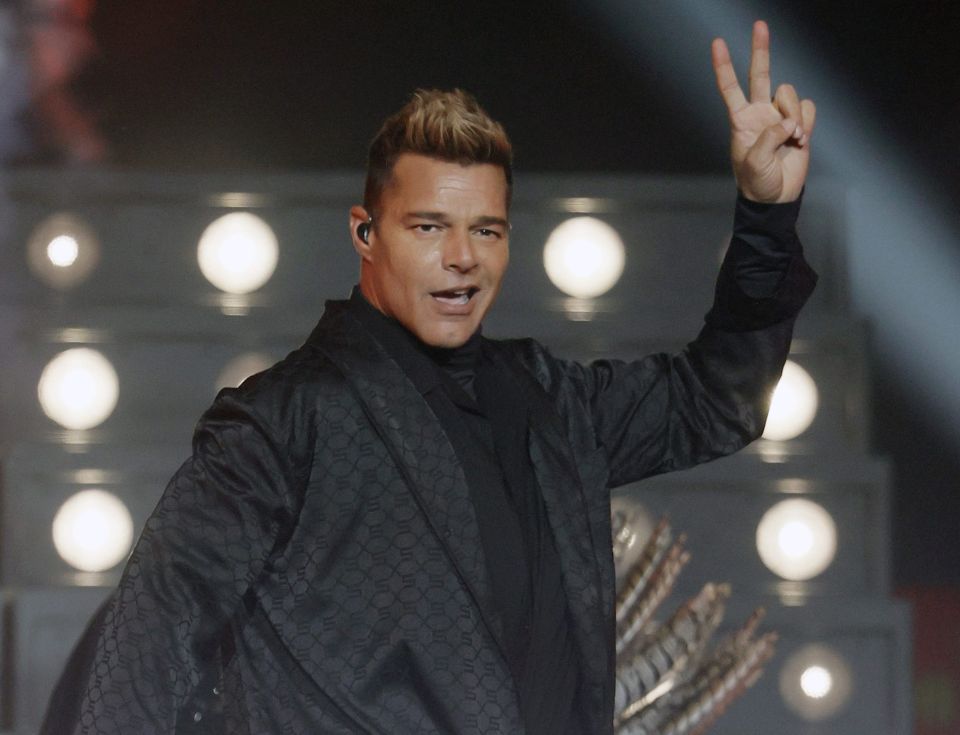 Ricky Martin se pellizca la cara y para demostrarle a sus fans que “No ...