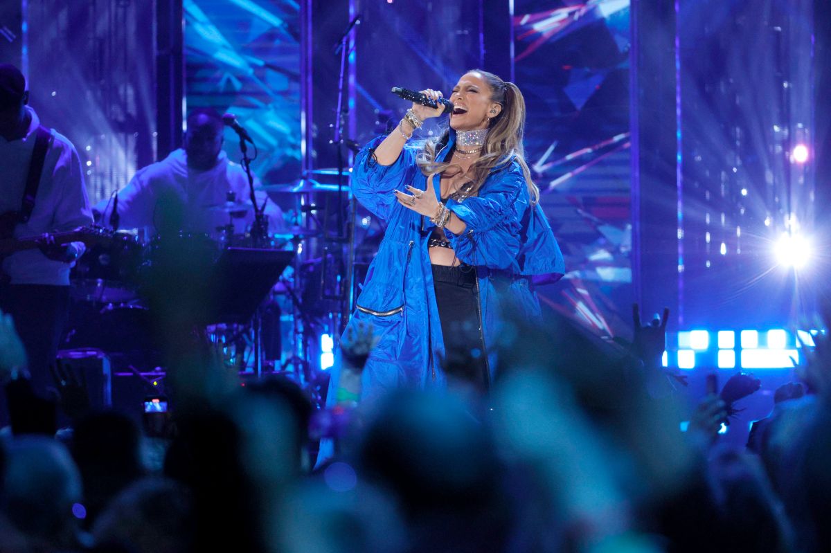 Fotos: Así fue el look ostentoso de Jennifer Lopez cuando se presentó ...