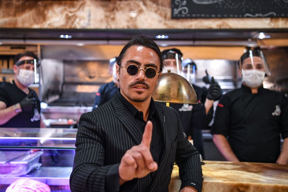Salt Bae busca a un chef para su restaurante donde cobra casi $2,000 ...