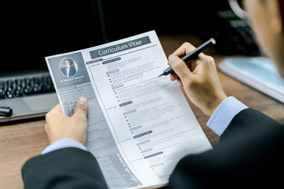 Le llueven propuestas de trabajo gracias a un CV falso - El Diario NY