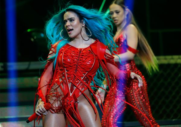 Karol G presume sus atributos en un ajustado traje de baño y explota Instagram - El Diario NY