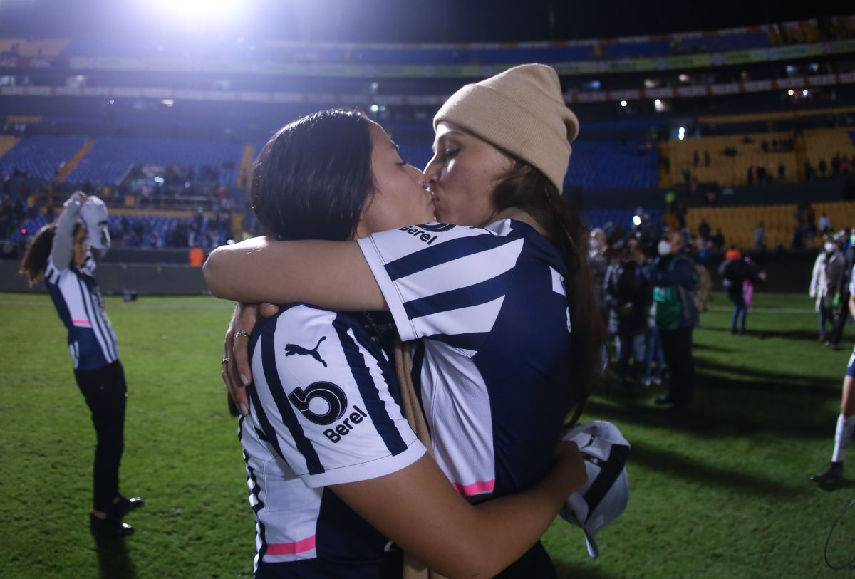 Jugadoras celebran título de Liga MX con tierno beso en la boca [Video ...