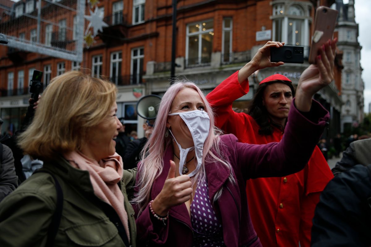 VIDEO: Bajan del avión a joven por usar una tanga roja en la cara en ...