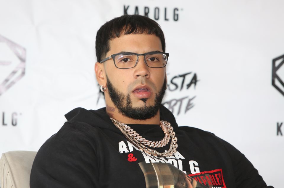 Anuel vuelve a presumir de sus prendas costosas, pero le dicen que ...