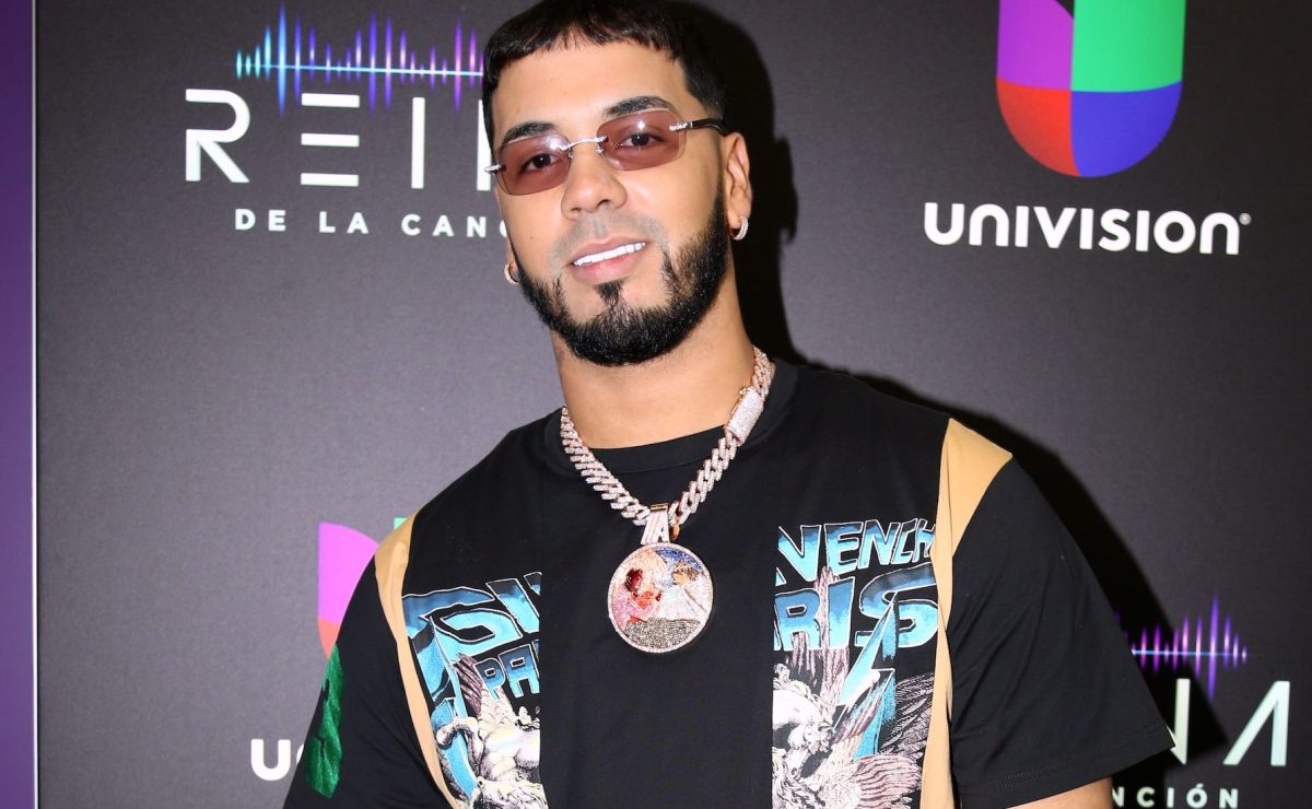 Anuel enseñó las prendas brillantes que luce su nueva conquista y los ...
