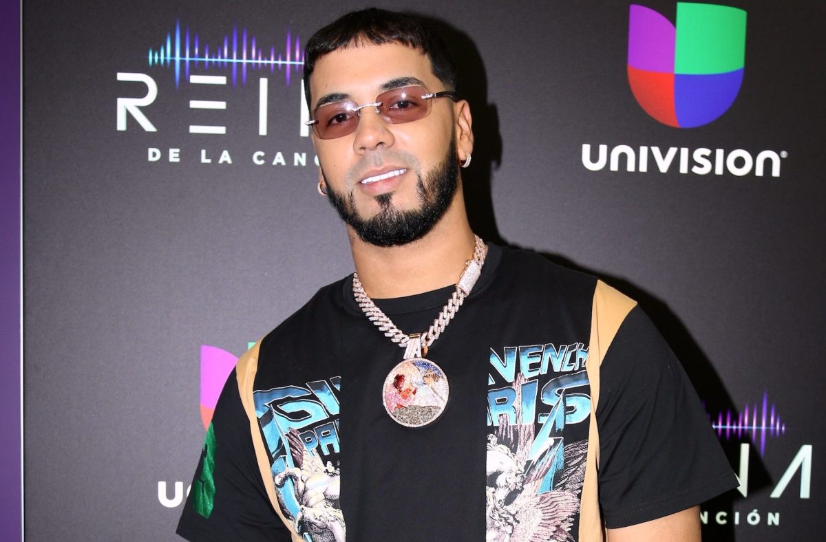 Anuel enseñó las prendas brillantes que luce su nueva conquista y los ...