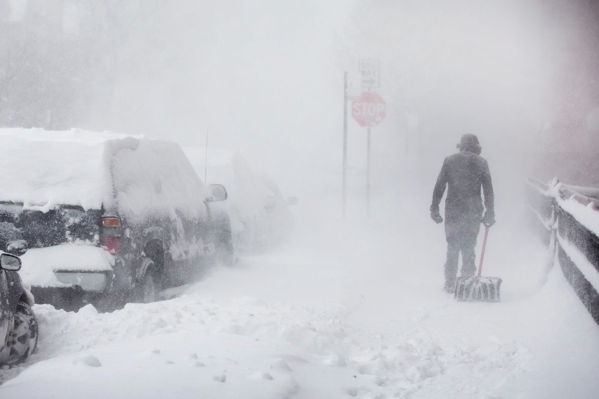 ¿Palear la nieve podría causarte un infarto? Si tienes más de esta edad ...