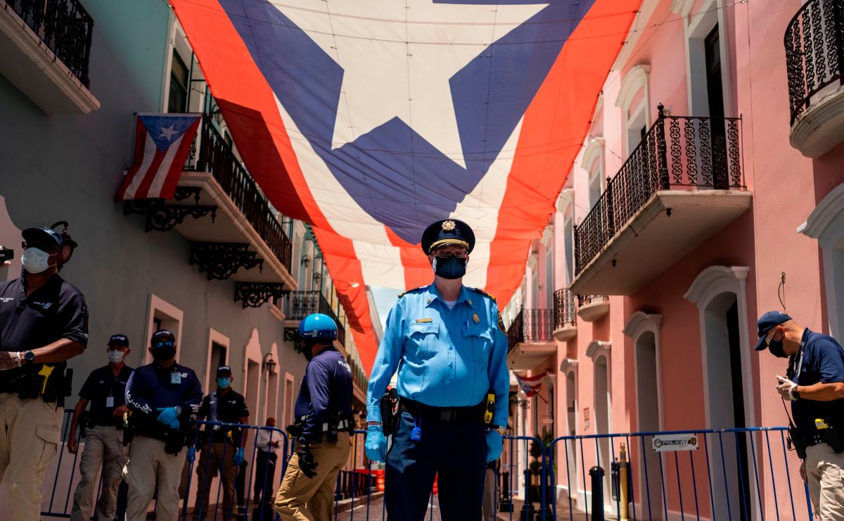 Gobernador de Puerto Rico responde a protesta de policías y bomberos ...