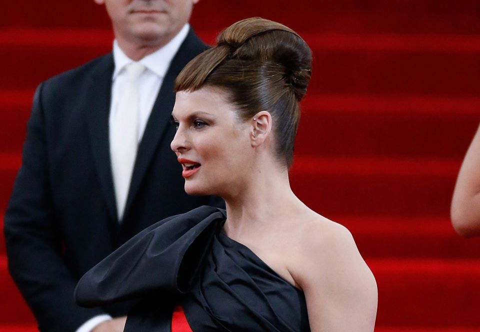 Linda Evangelista captada por primera vez tras quedar “permanentemente ...