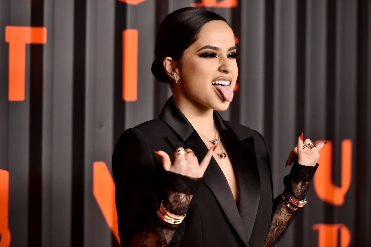 Becky G menea la colita en un diminuto short blanco desde la cocina ...
