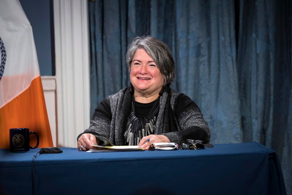 Adams ratifica en el cargo a comisionada de adultos mayores de NYC - El ...