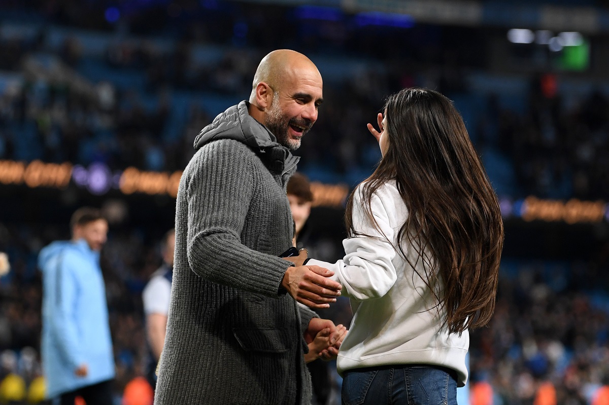 La sensual hija de Pep Guardiola defendió el fútbol del Manchester City ...