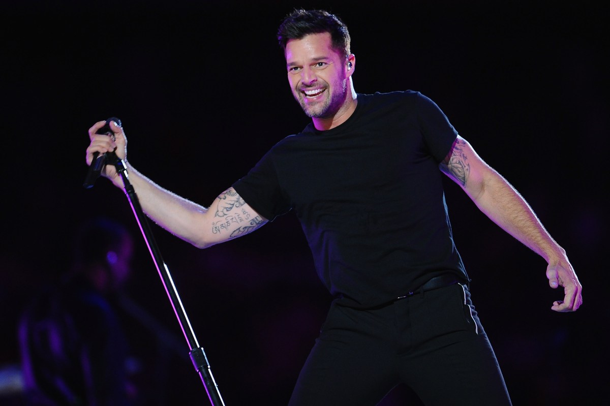 Ricky Martin publica una foto desde la cama, sin camisa y alborota ...