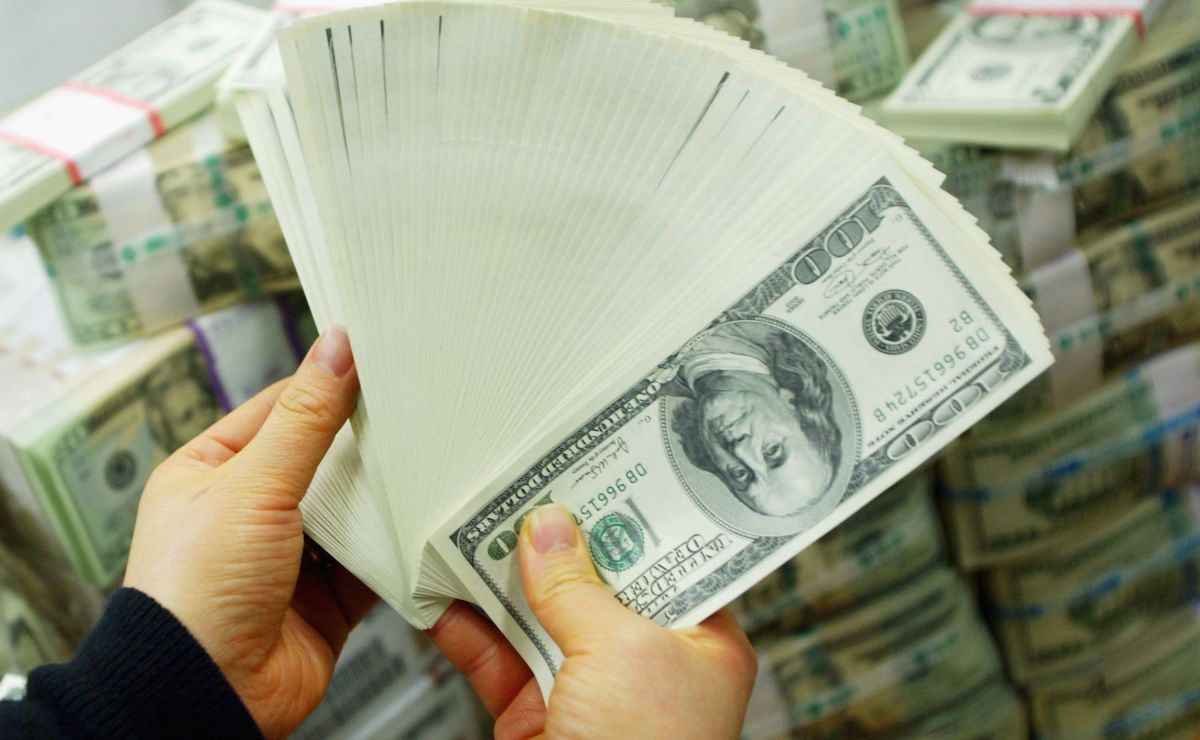 Le depositaron por error $200,000 dólares, y manda a su abogado para ...