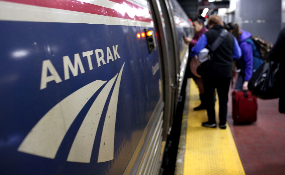 Tren de Amtrak con 275 pasajeros se descarriló en Missouri tras chocar con un camión y dejó ...