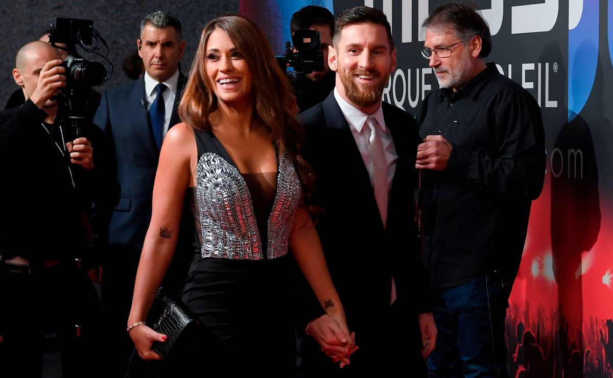 Antonela Roccuzzo roba miradas con mini vestido y botas altas en ...