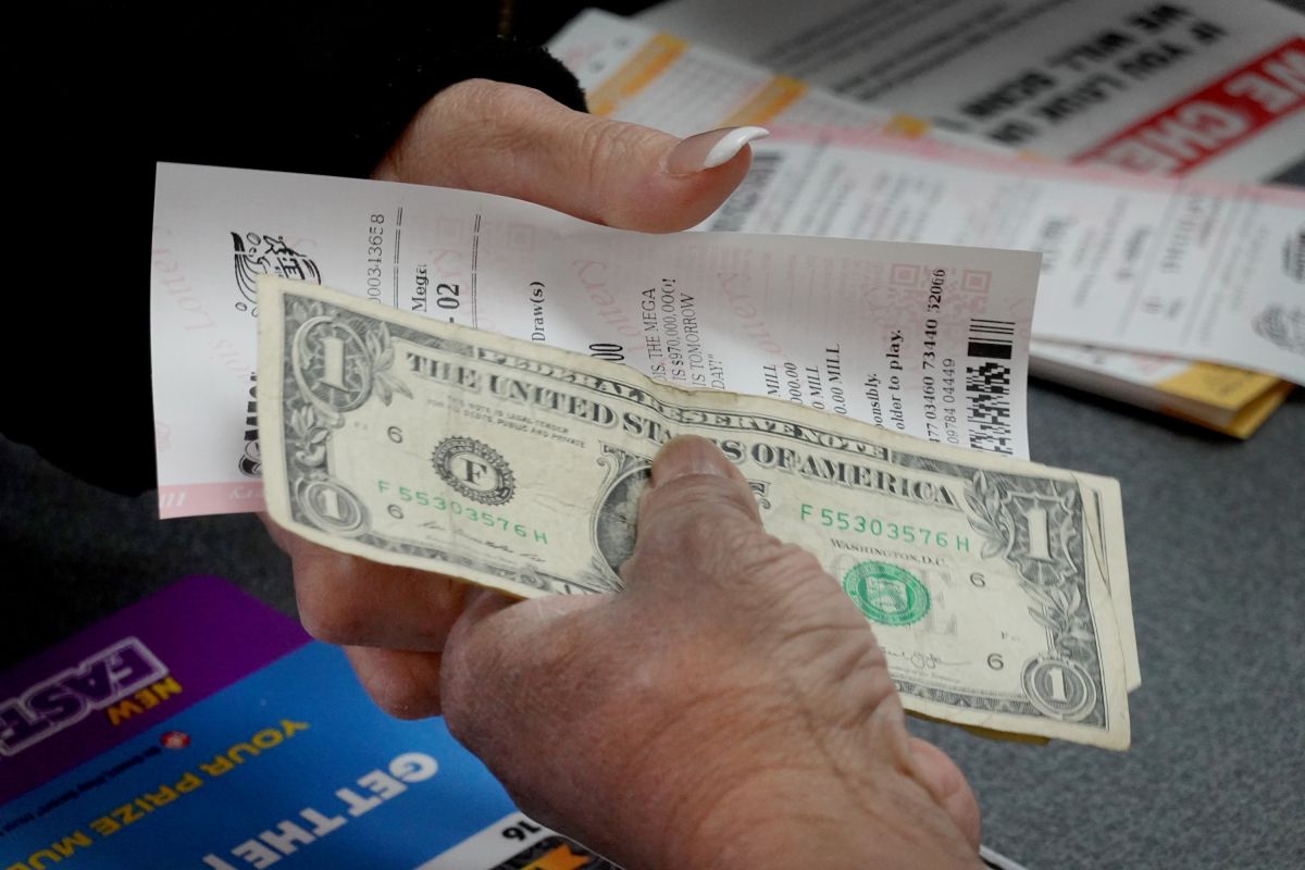 ¡Tarde pero seguro! Ganadora de $426 millones del Mega Millions reclama ...
