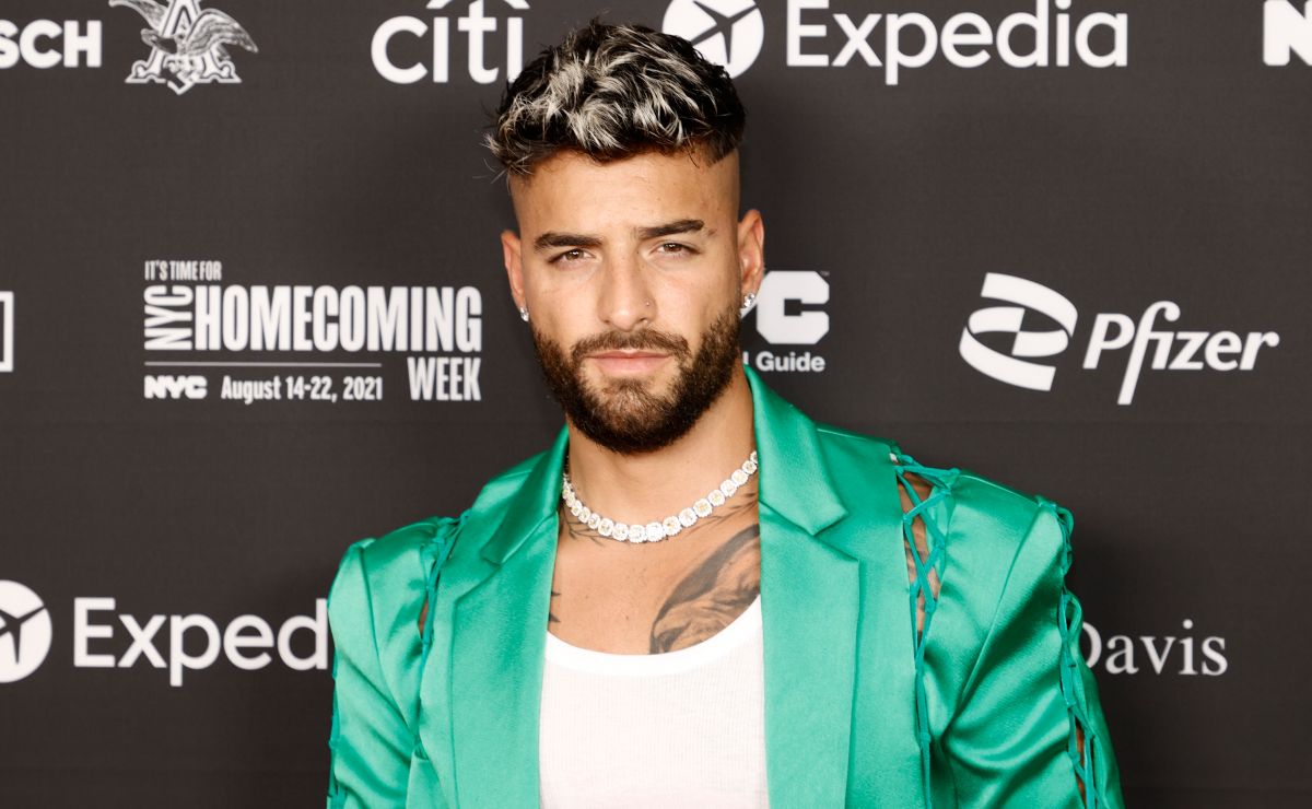 Maluma posa frente al espejo y se tapa lo esencial con un emoji de ...