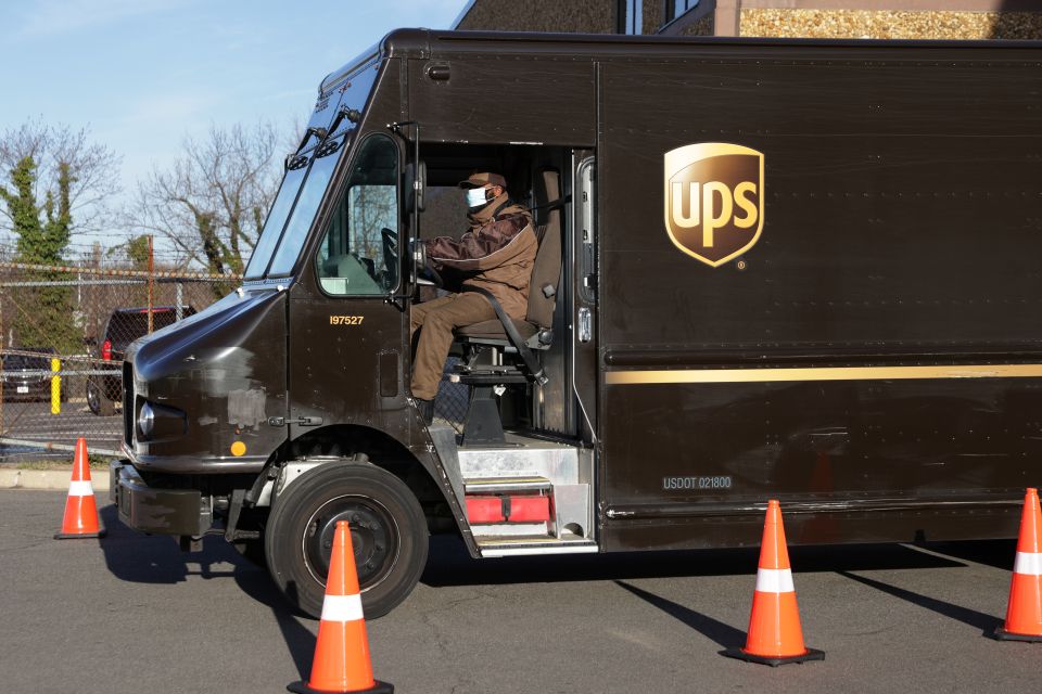 VIDEO: UPS asegura que brindó asistencia a repartidor que colapsó en ...
