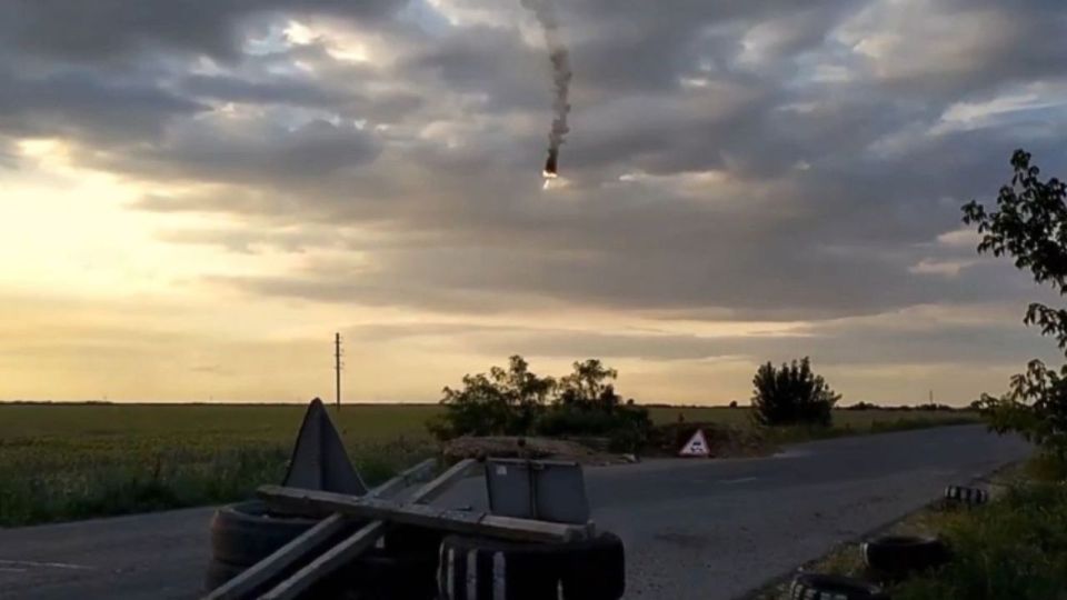 Video: Avión ruso cae del cielo en llamas y explota en un campo tras ...