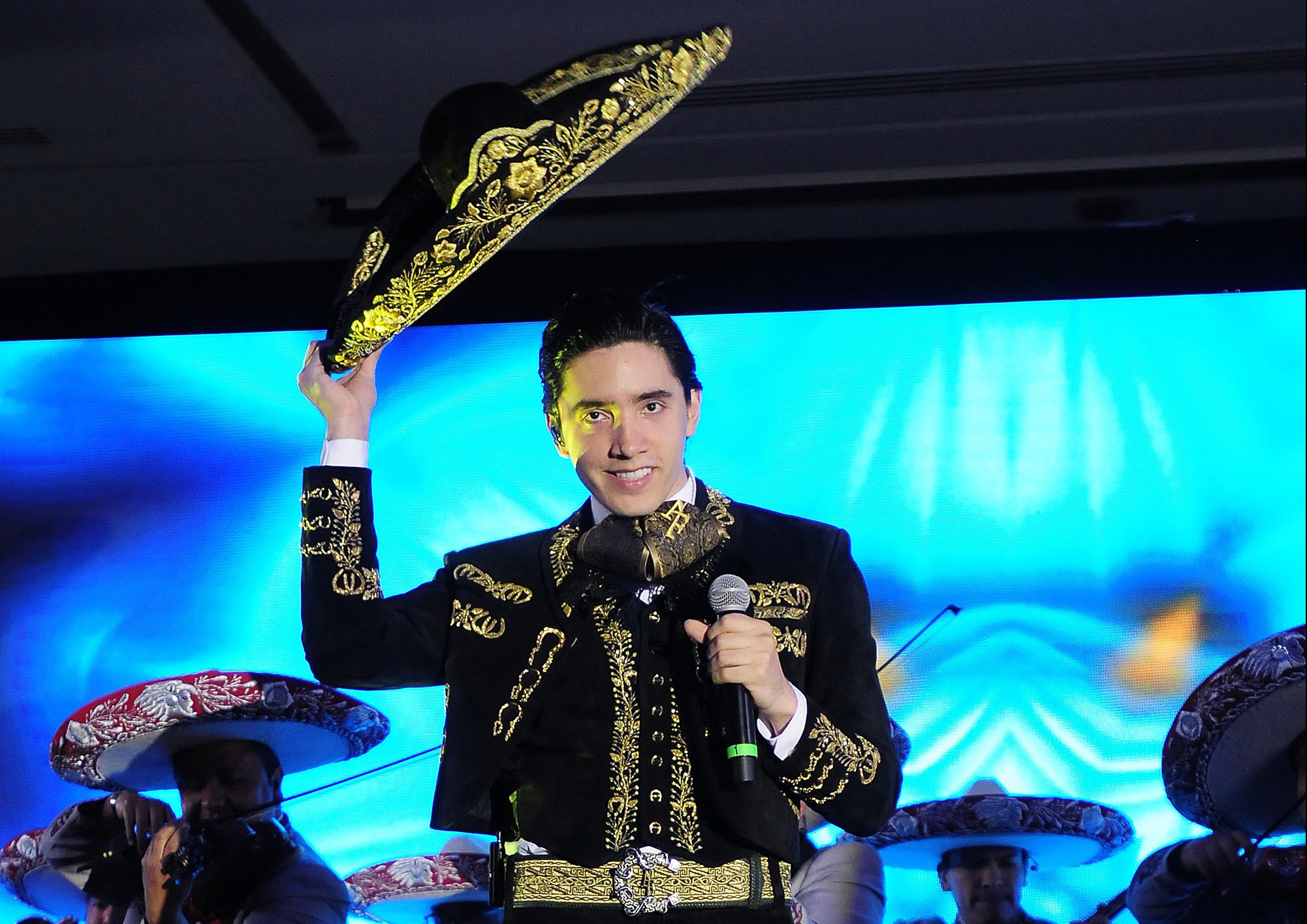 Alex Fernández y su esposa festejan el bautizo de la nieta de Alejandro ...