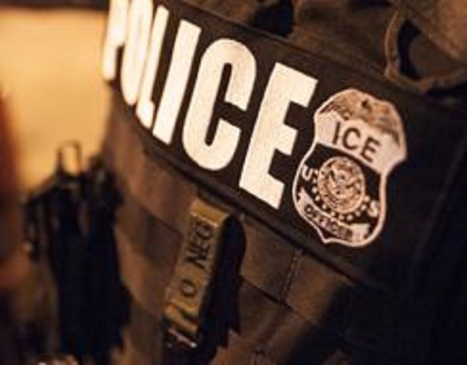 Revelan imágenes inéditas de violenta redada de ICE en planta de carnes ...