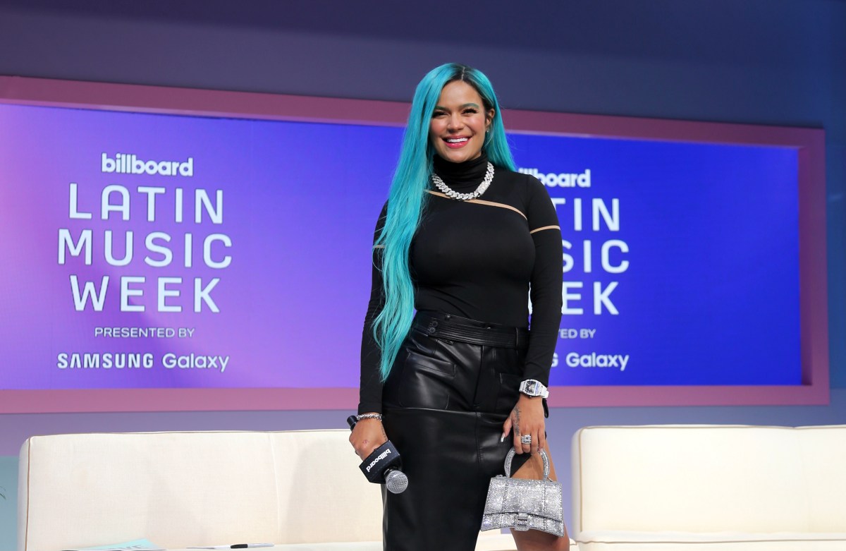 Karol G enloquece al público meneando sus curvas en un ajustado body ...