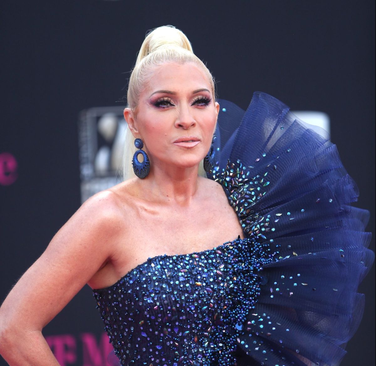 A Yuri se le sube tremenda cucaracha durante un concierto y grita ...