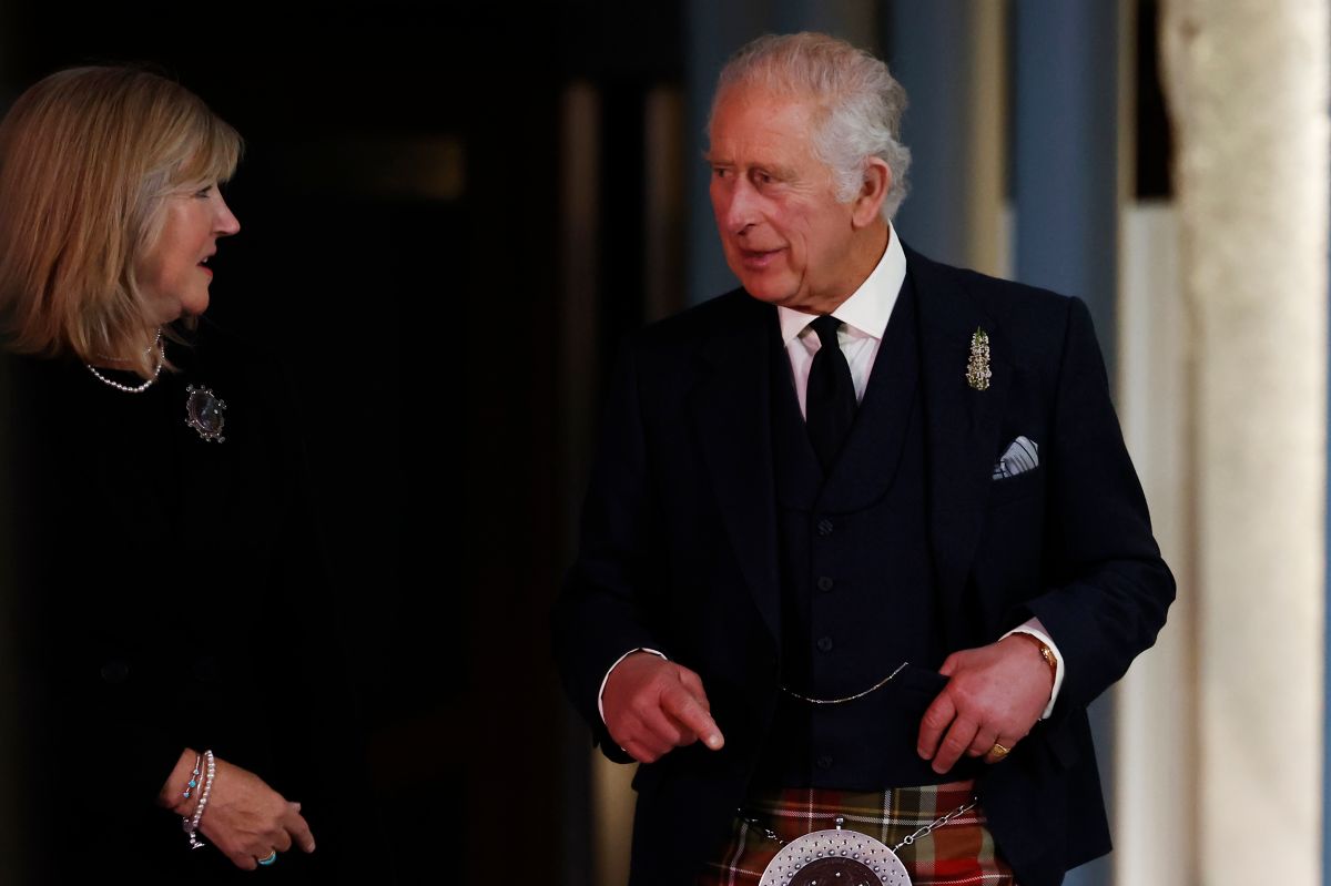 Rey Carlos III preocupa por sus manos rojas e hinchadas y le dicen ...