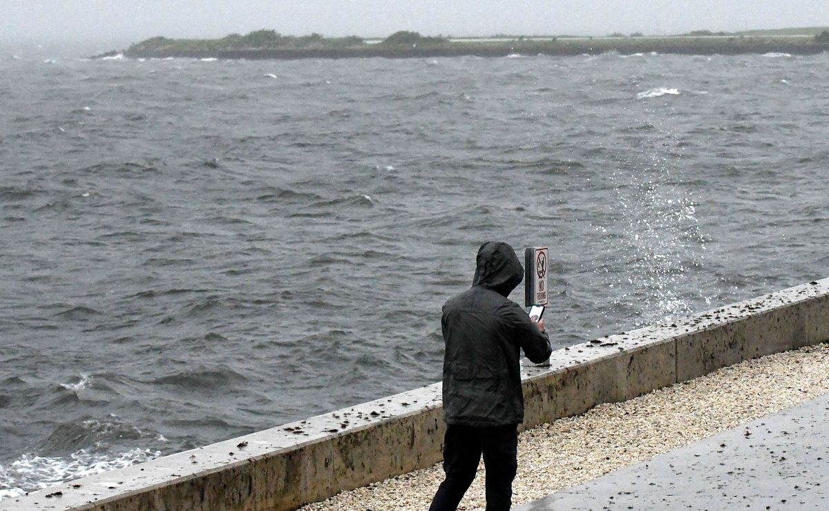 Video: Reportera "protege" su micrófono con un condón durante una ...