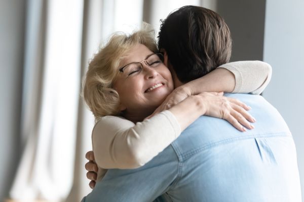 El conmovedor reencuentro de una madre y su hijo tras 17 años de no ... El conmovedor reencuentro de una madre y su hijo tras 17 años de no ...