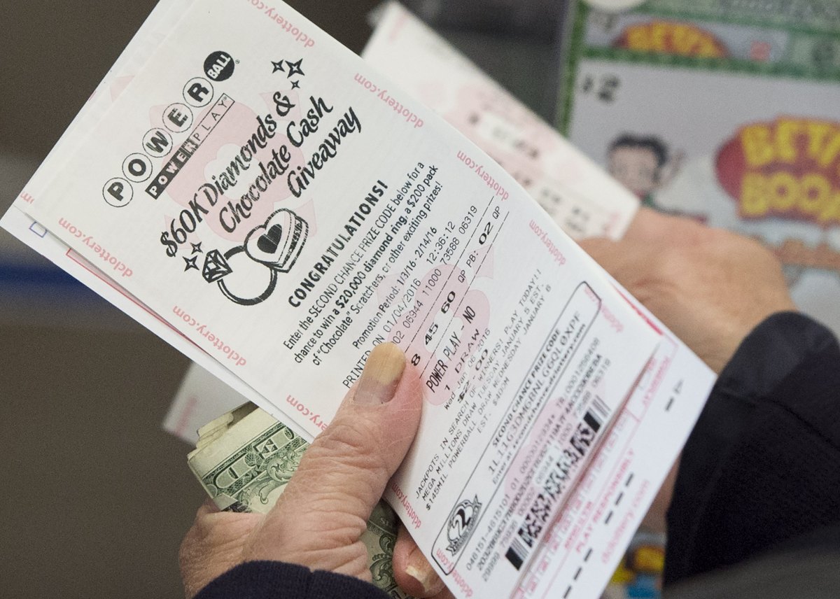 Mujer de Michigan solo le atinó a 5 números en Powerball, pero se llevó ...