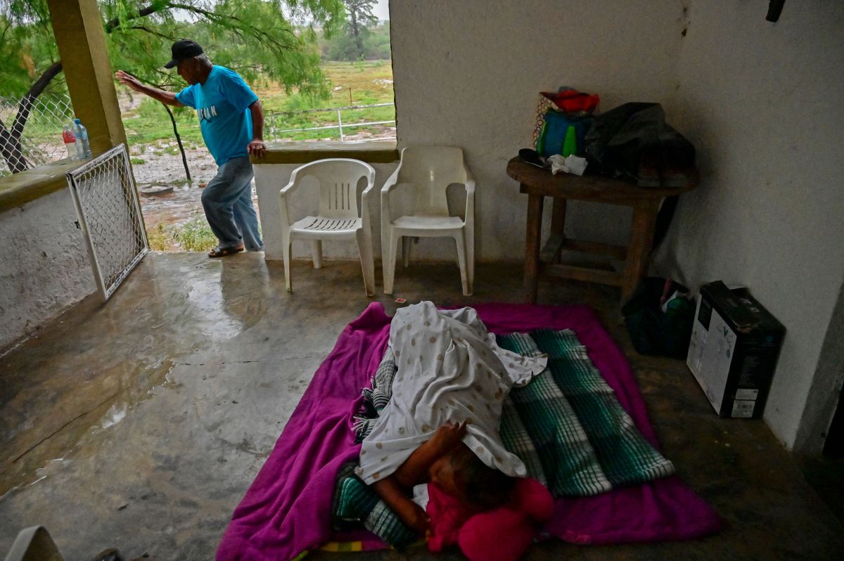 Karl se mantiene con fuerza en su trayectoria rumbo a México - El Diario NY