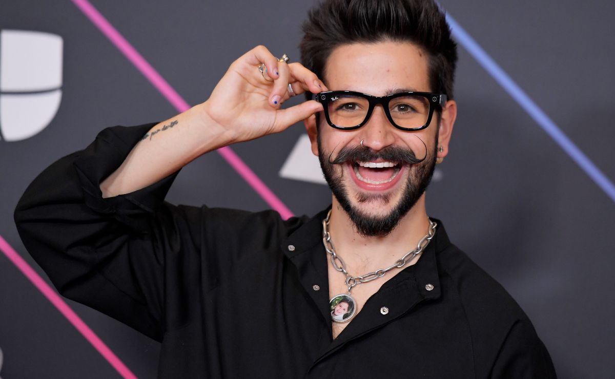 Camilo muestra el tatuaje con el nombre de su hija y se viste delante ...