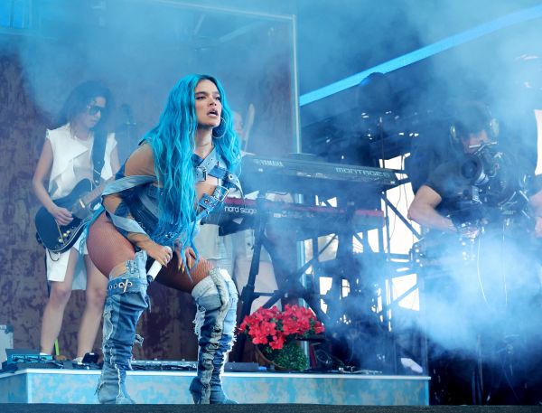 Karol G derrocha sensualidad en traje de baño y se refiere a su peso: “Quién dijo que yo era ...