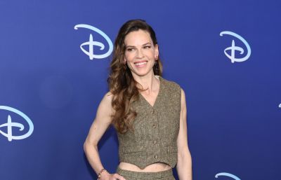 Hilary Swank, de 48 años, revela que está embarazada de mellizos - El Diario NY