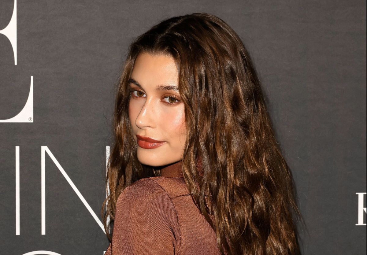 Hailey Bieber sale con un vestido totalmente transparente y deja a la ...