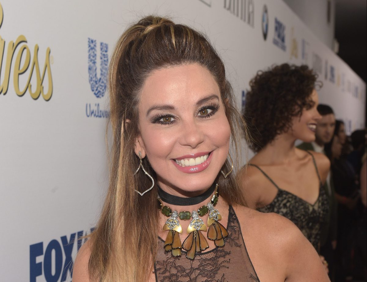 Myrka Dellanos luce un ajustado atuendo con cadenas en la cintura desde ...