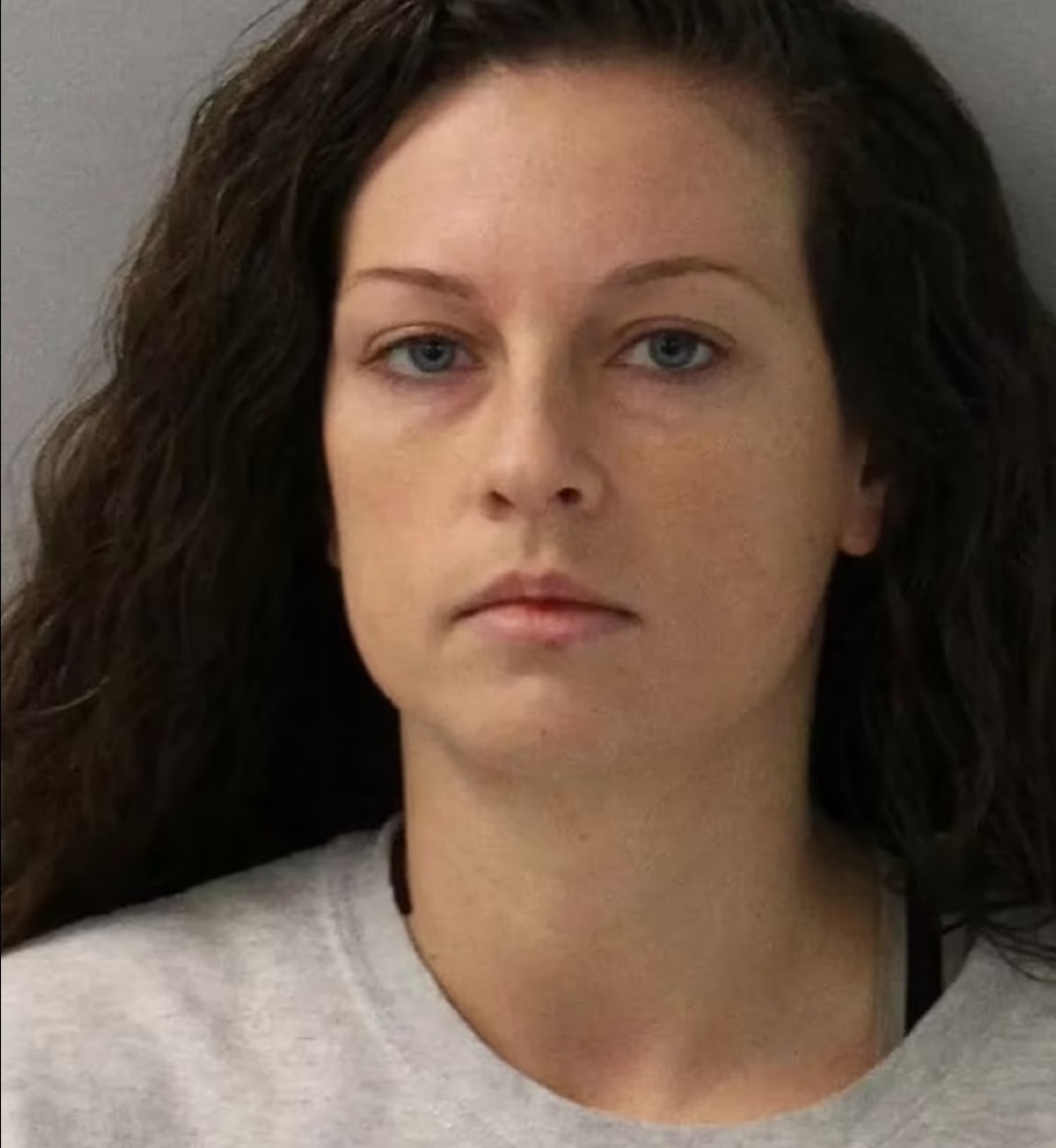 Exentrenadora de sóftbol que violó a estudiante ocho veces en un mes le ...