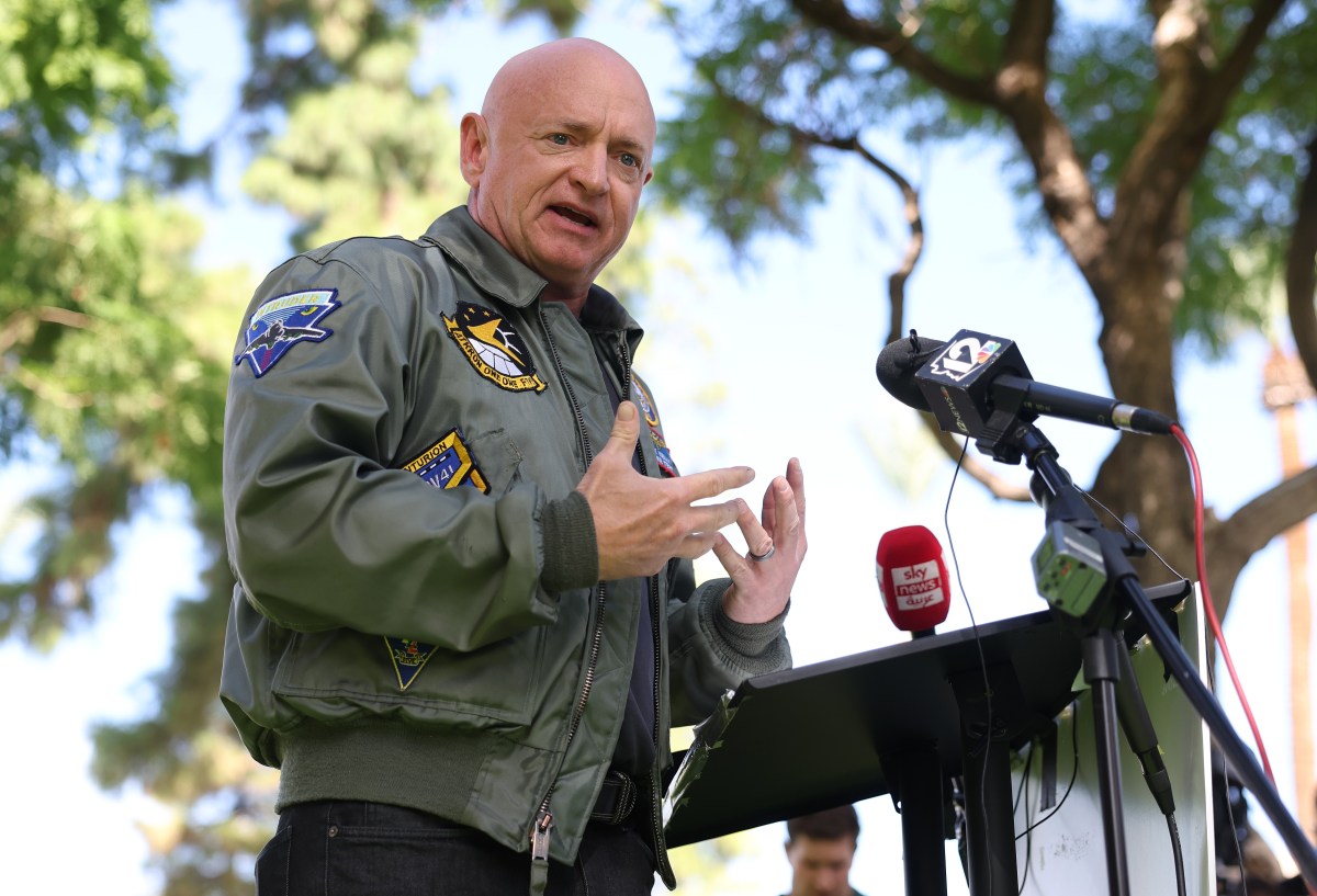 Mark Kelly es reelegido en Arizona y los demócratas se acercan al ...