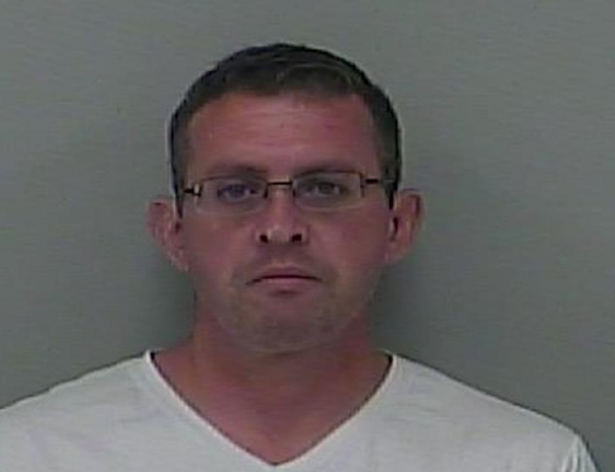 Maestro de Ohio grababa a estudiantes por debajo de las faldas con ...