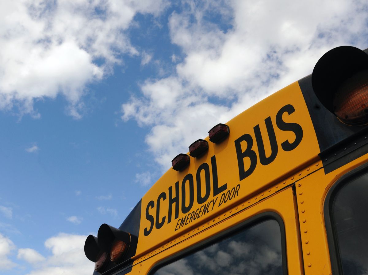 18 niños y conductor hospitalizados tras accidente de autobús escolar ...
