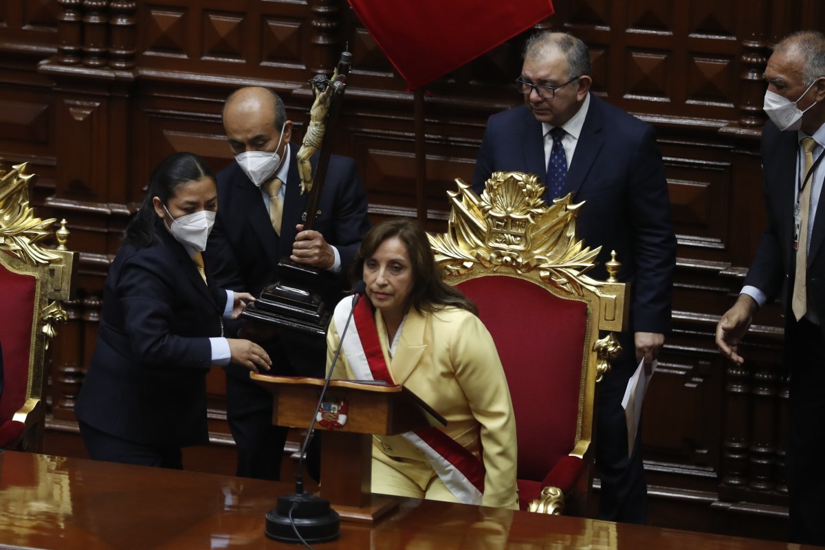 Dina Boluarte jura como presidenta de Perú tras la destitución de Pedro Castillo - El Diario NY