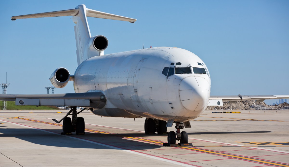 Hombre de 73 años solo paga $370 dólares al mes por vivir en un avión ...