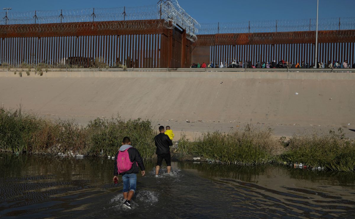 VIDEO: Decenas de migrantes se lanzan al río Bravo para llegar a EE.UU ...