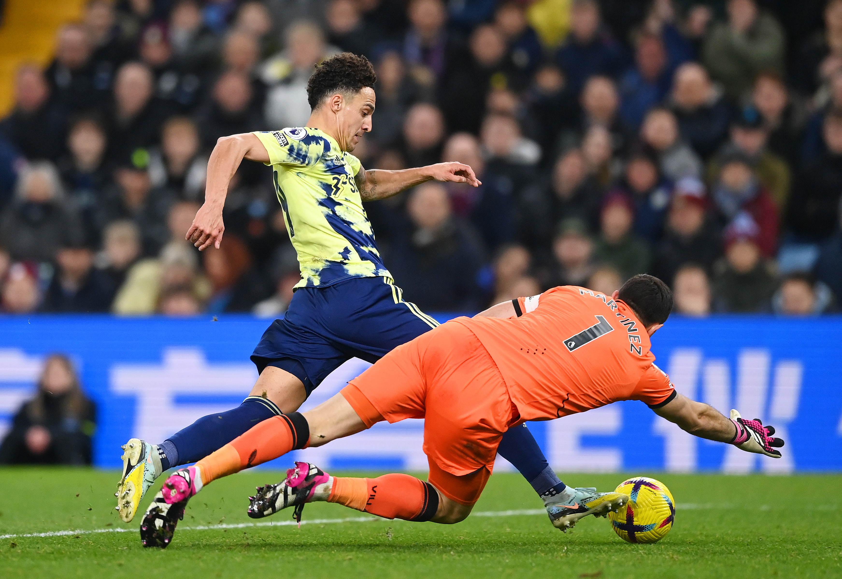 ¿Dibu Martínez o Spiderman?: Mira las increíbles atajadas del campeón del mundo en la victoria ...