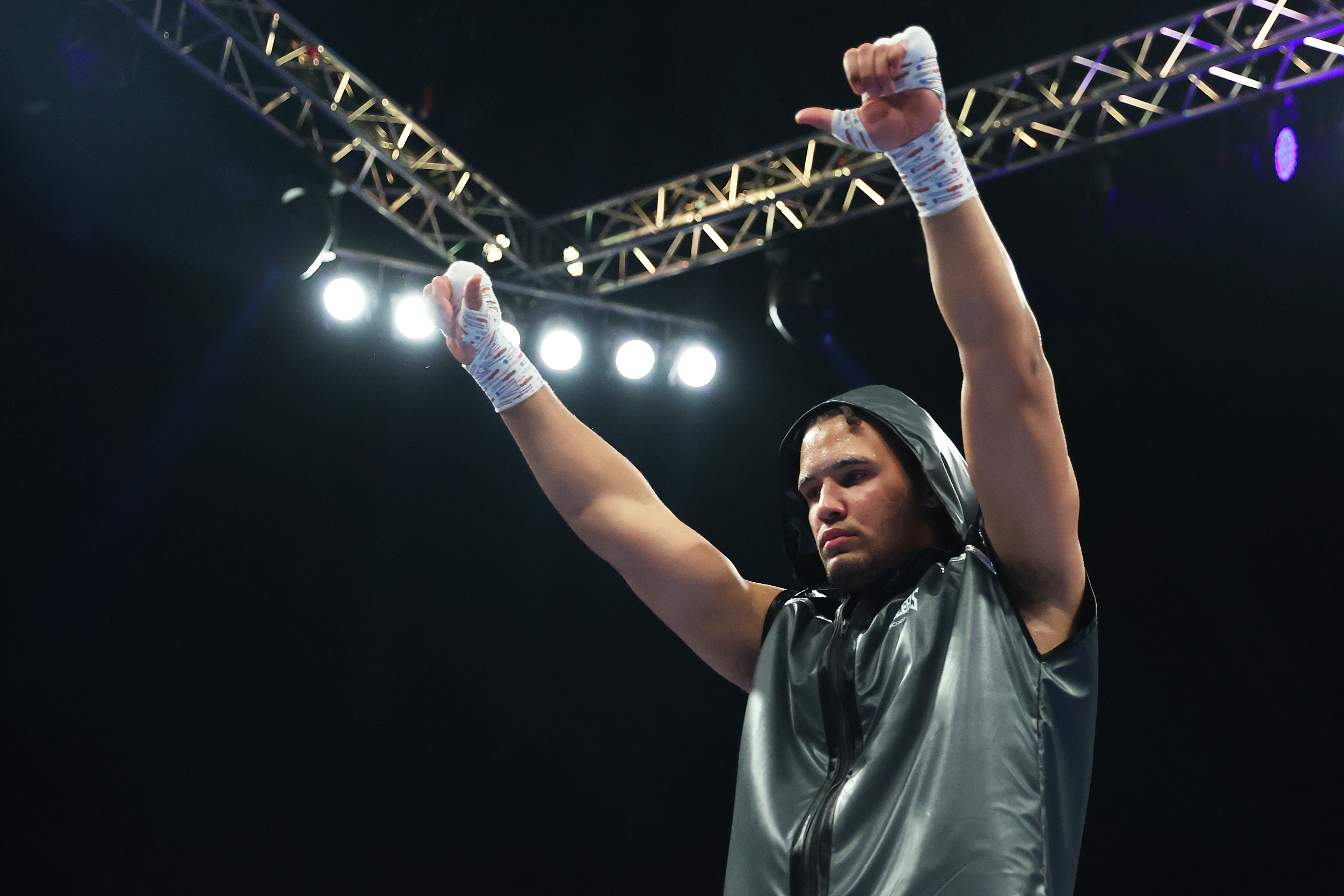 Moses Itauma debuta en el boxeo profesional con KO fulminante a su ...